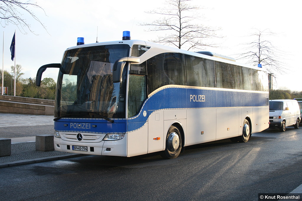 Bus der Bundespolizei in der Otto-von-Bismarck-Allee in Berlin - Bus ...