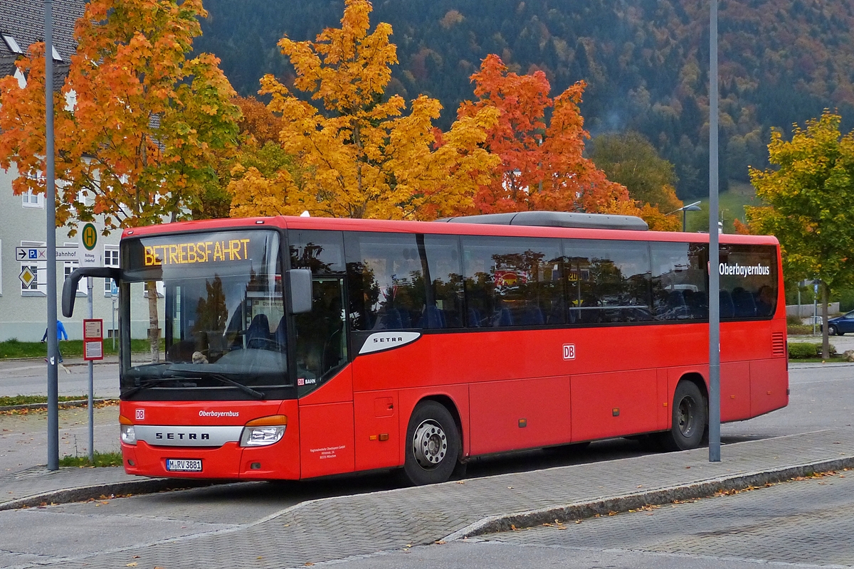 Setra S 415 UL vom Oberbayernbus ist am Busbahnhof in Oberammergau ...