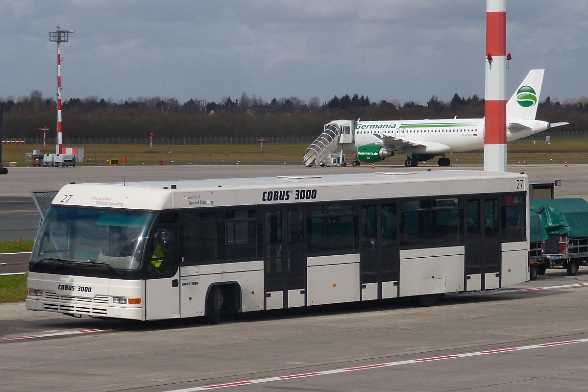 Cobus 3000 Flughafenbus am Flughafen Köln-Bonn - 02.08.2015 - Bus-bild.de