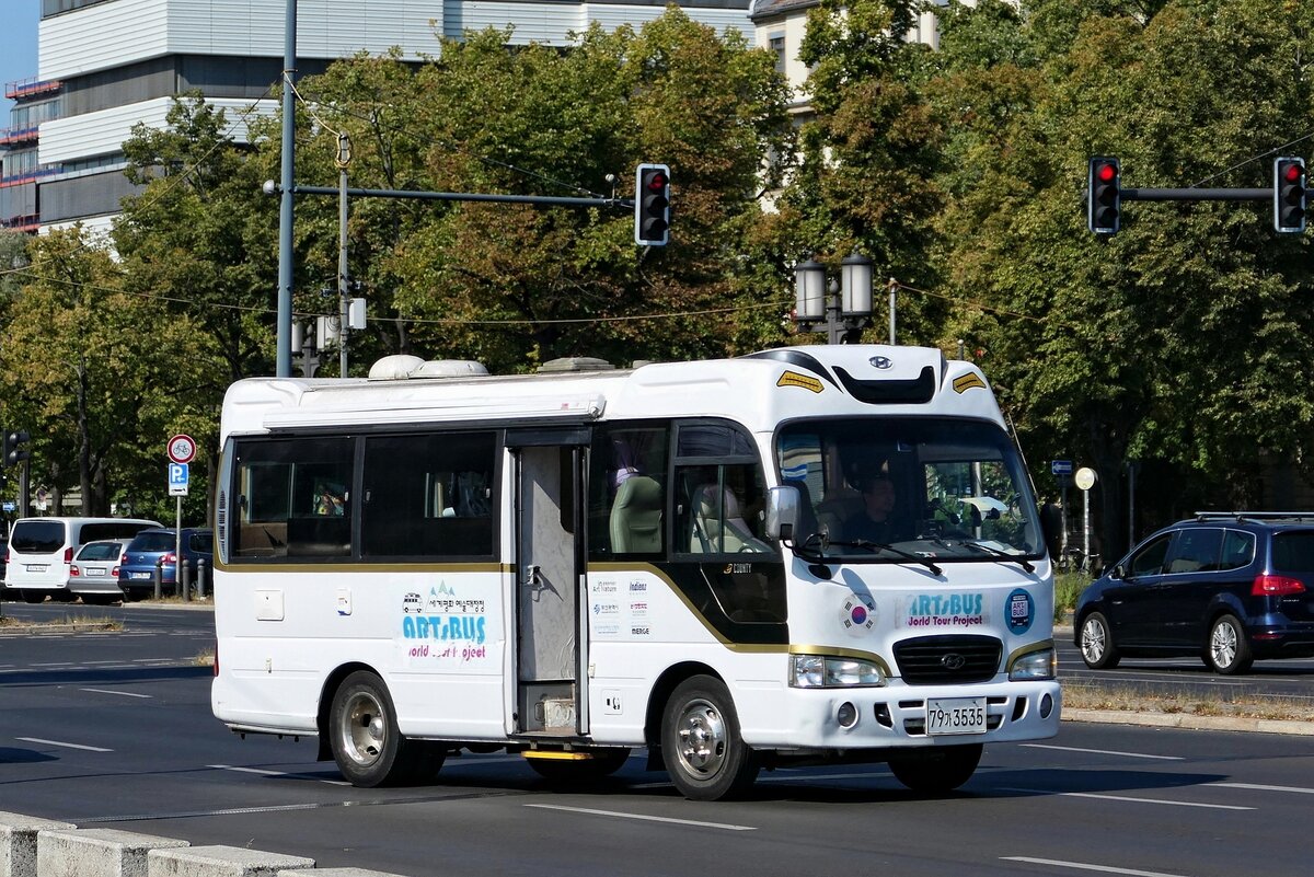 Setra S 519 HD von 'BMobility24' (Busmobil24), Berlin-Mitte im November ...