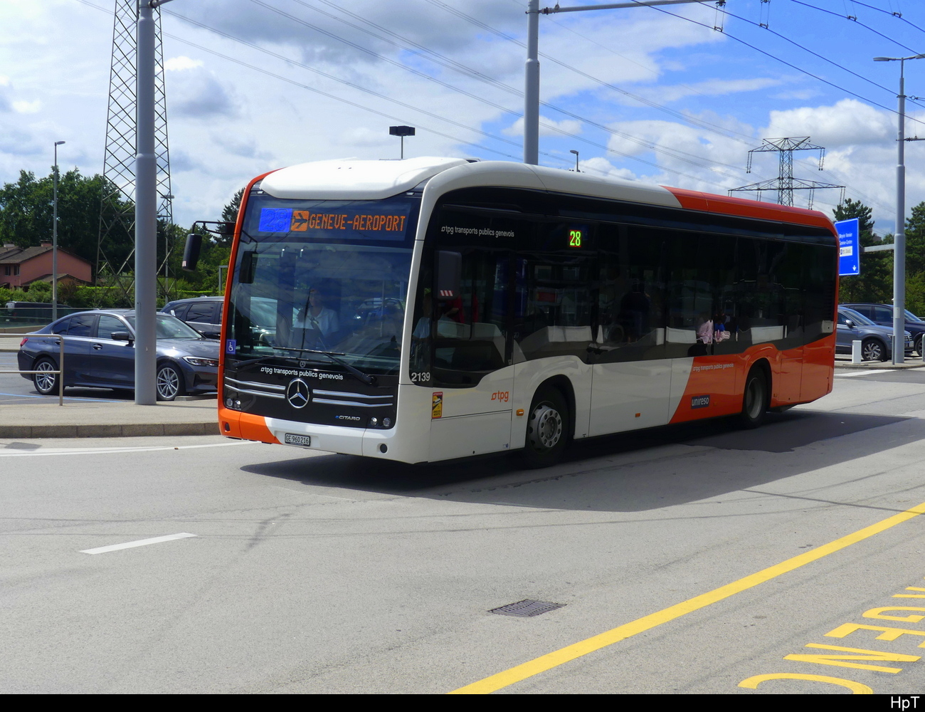 tpg - Mercedes eCitaro Nr.2135 GE 960196 unterwegs auf der Linie 57 beim Flughafen in Genf am ...