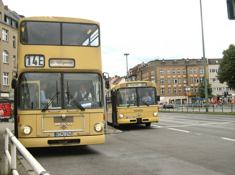 MAN- und MERCEDES-Oldtimerbus in Alt-Tegel, 13.9.2008 - Bus-bild.de